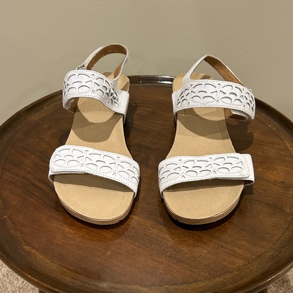 Clarks | Shoes | Clarks Bendable White Cutout Sandals Size 85 Wide 85w ...